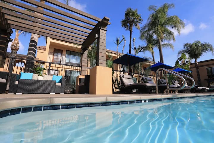 2 Spacious Units | Peaceful Hotel W/ Heated Pool - Long Beach, CA