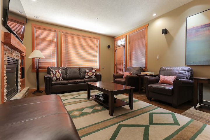 Two Bedroom + Den | Sleeps 4-6 | Slalom Creek Cond - Rossland