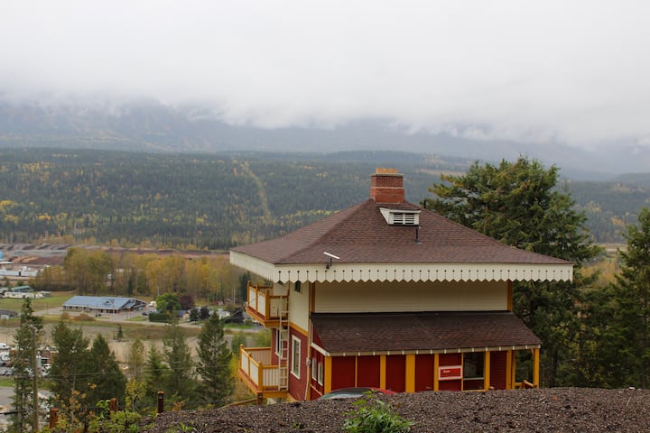 Heritage, Scenic Views & Comfort At Chalet Aemmer - Golden