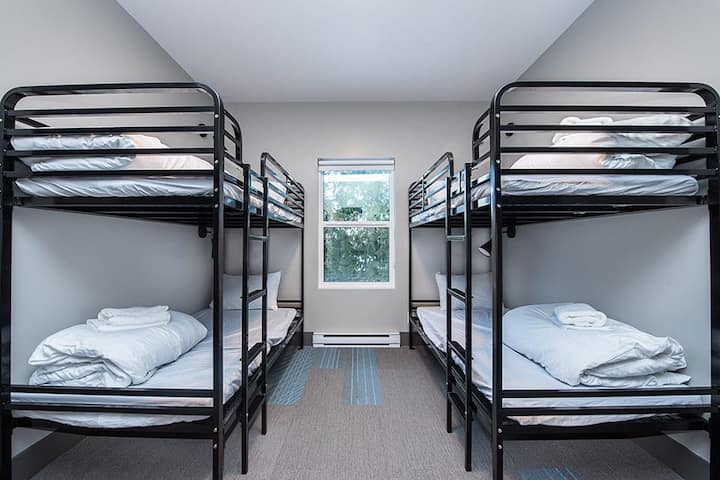 Private Dorm | Sleeps 10 | Nowhere Special Hostel - Rossland