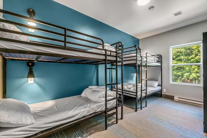 Nowhere Special 4 Person Dorm Shared Washroom - Rossland