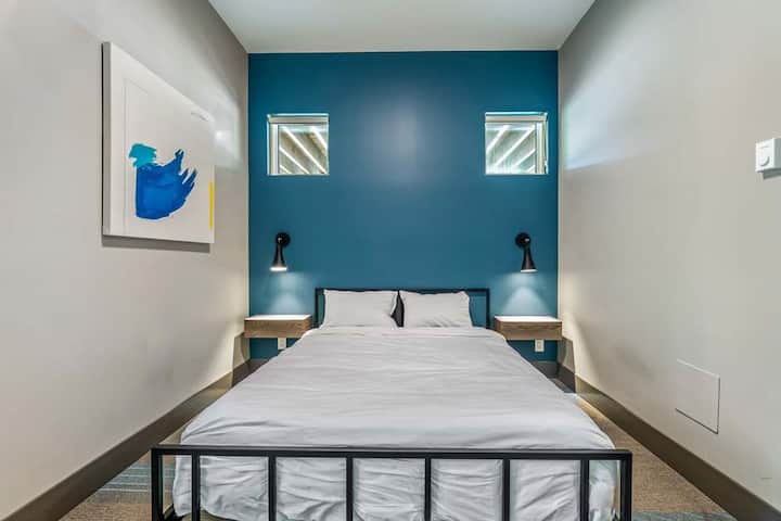 Private Queen | Sleeps 1-2 | Nowhere Special Hoste - Rossland