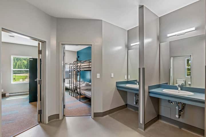 Nowhere Special Hostel Private 8 Person Dorm - Rossland