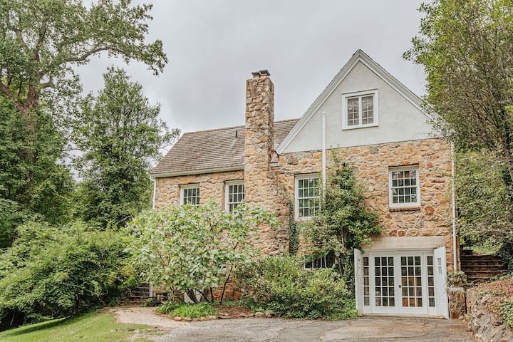 Whispering Cottage: Walk To Scott Stadium & Jpj - Charlottesville, VA