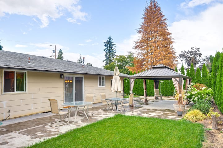 Milwaukie Home W/ Outdoor Dining Space - Gladstone, OR