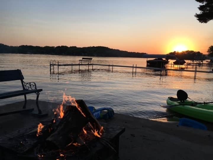 4-br Tranquil Lakefront Retreat With Firepit - Lodi, WI