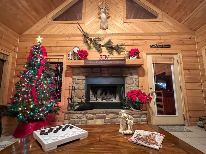 Cozy Cabin! Near Big Cedar, Hot Tub, Playground - Missouri