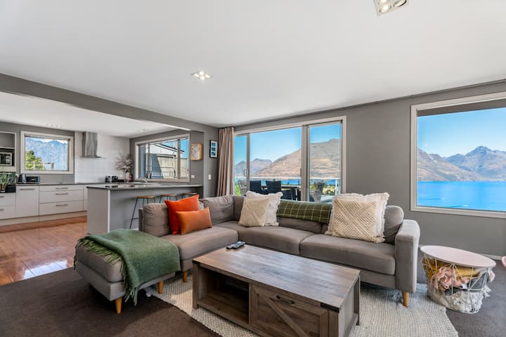 Panorama Terrace: Lake Views, Deck & Walk To Town - ニュージーランド クイーンズタウン