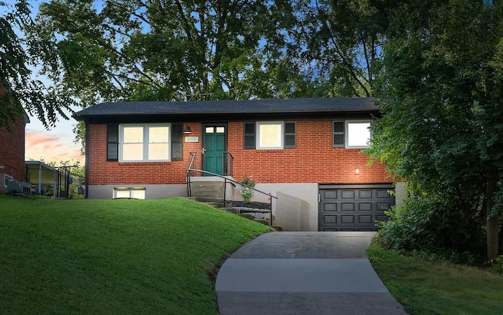 Modern Classic Home W/ Fire Pit And Spacious Yard! - Louisville