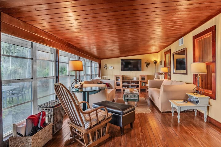Lakefront Fishing Retreat | Dock & Canoe - Lakeshore, FL