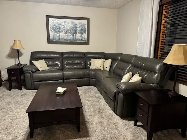 6 Bedrooms |Lg Home Huge Yard!*pingpong*sleeps 12 - Lincoln, NE