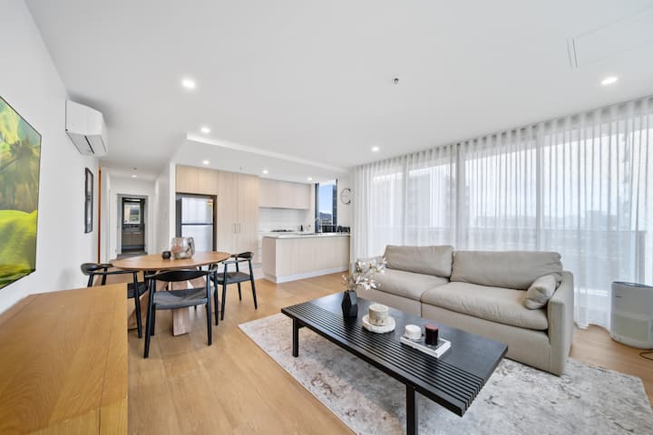 2-bed Haven: Impeccable Interiors & Chic Amenities - Canberra