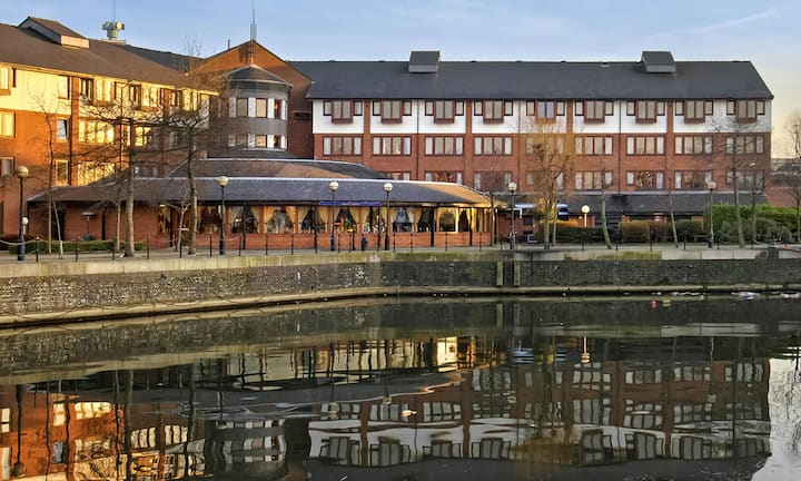 Catch A Match At The Famed Old Trafford Stadium - Mánchester