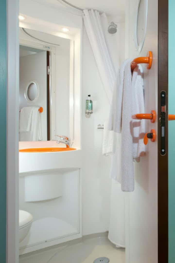 Music And Theatre Venues Right Outside The Door - Glasgow