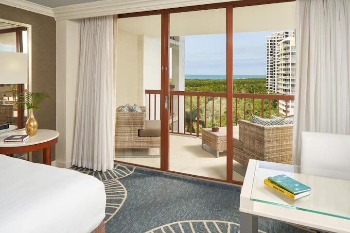 Spacious Room W/ Relaxing Gulf Views, Onsite Pools - Naples, FL