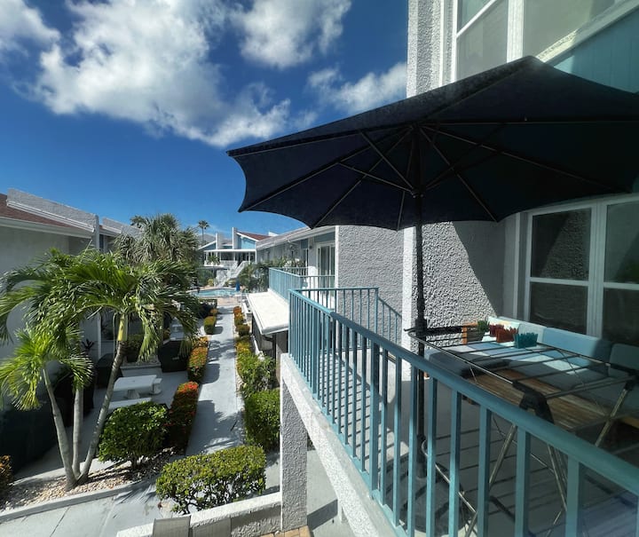 New! Modern Madeira Condo- Walkable To Beach, And - Madeira Beach, FL