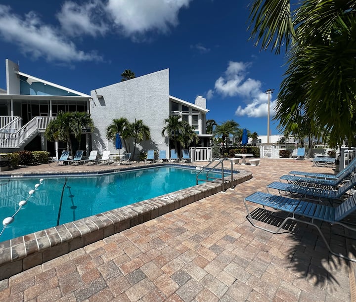 New! Modern Madeira Condo- Walkable To Beach, And - Madeira Beach, FL