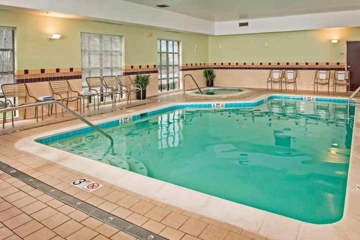 2 Queen Beds | Free Parking. Free Breakfast. Pool - メリーランド州