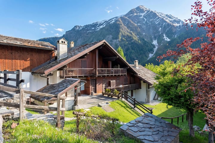 Cozy Apartment With Garden In Courmayeur - La Thuile