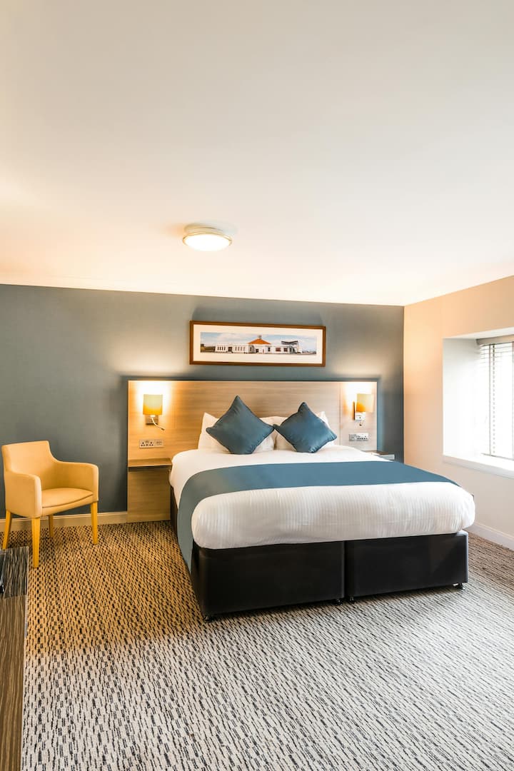 Quaint Cafés & Shops Right Outside - Aberdeen