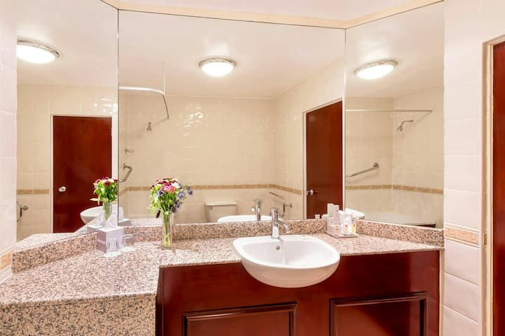 Quaint Cafés & Shops Right Outside - Aberdeen