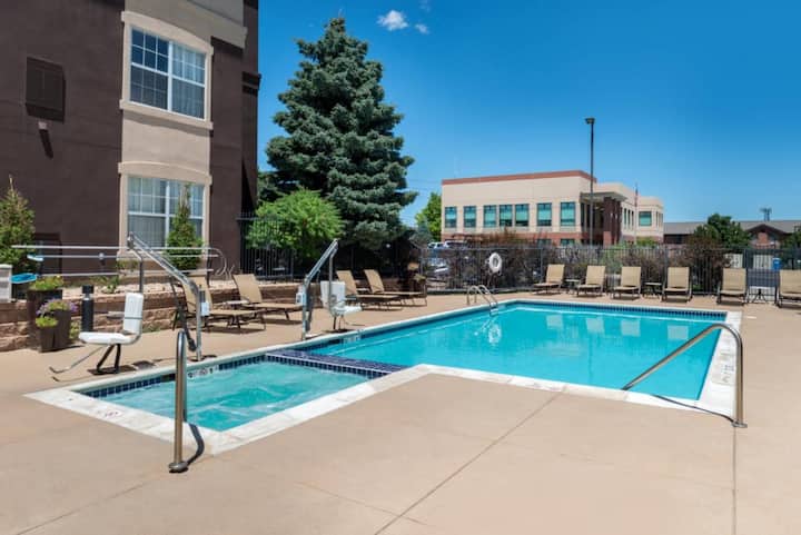 Denver Suite For Four | Gym. Pool. Free Breakfast. - Centennial, CO