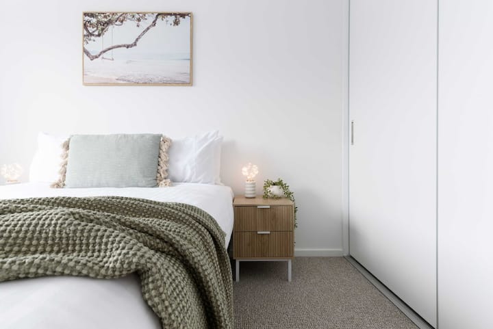 Bright & Airy Coastal Abode - Bridport