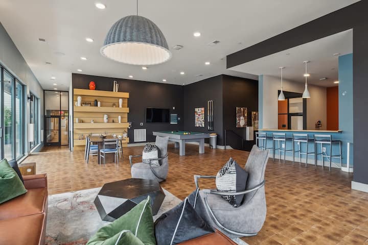 Rare Condo Rooftop Pool, Gym, Sleeps 4, Near Uga, - Athens, GA
