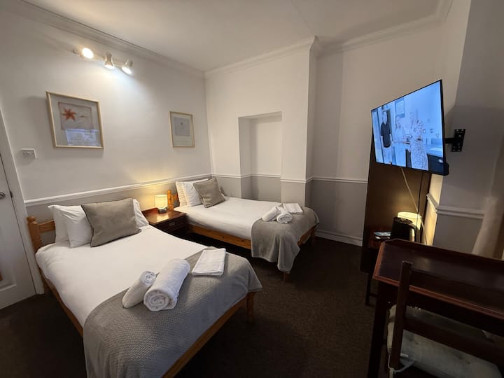 Standard Twin Shared Bathroom Centralhotel Norwich - Norwich