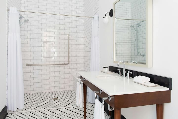 Queen Suite The Autumn - Chattanooga, TN