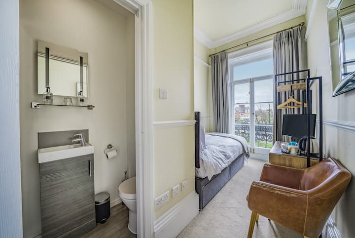 Single Room-standard-ensuite-room 6 - Barnstaple