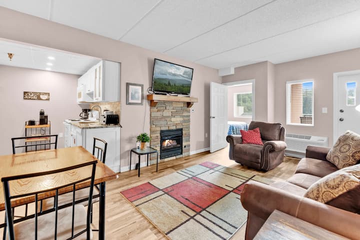 Trendy 2 Bdr Condo W/ Pool + Hot Tub Near Downtown - Gatlinburg, TN