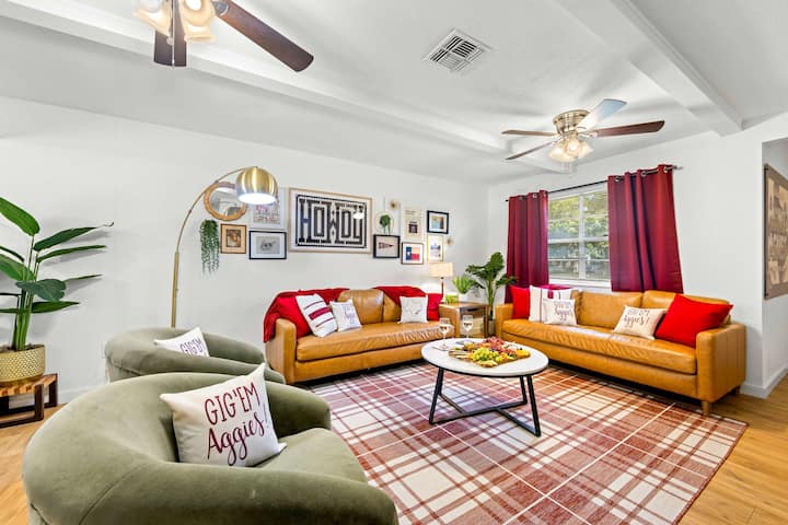 Aggie Game Day House With Fire Pit, Stocked - Santa's Wonderland, College Station