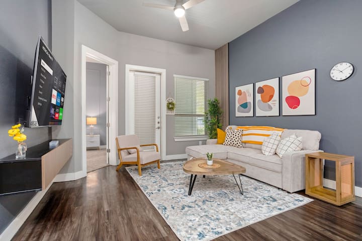Luxe Flat W/ Pool & Free Parking•walk To Riverwalk - SEA LIFE San Antonio, San Antonio
