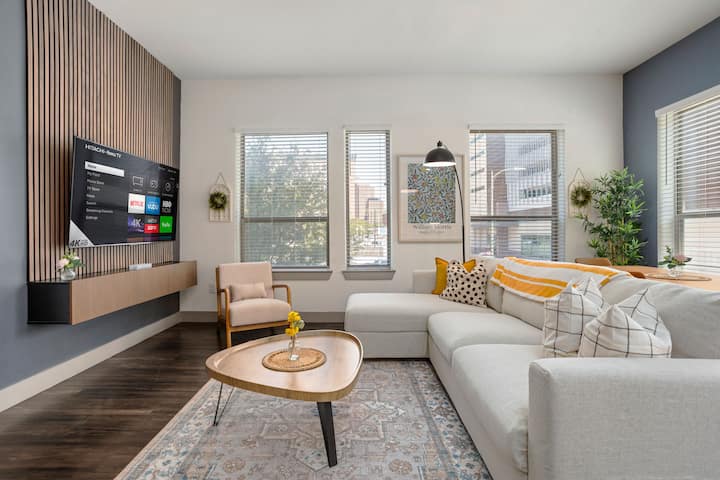 Luxe Flat W/ Pool & Free Parking•walk To Riverwalk - San Antonio, TX