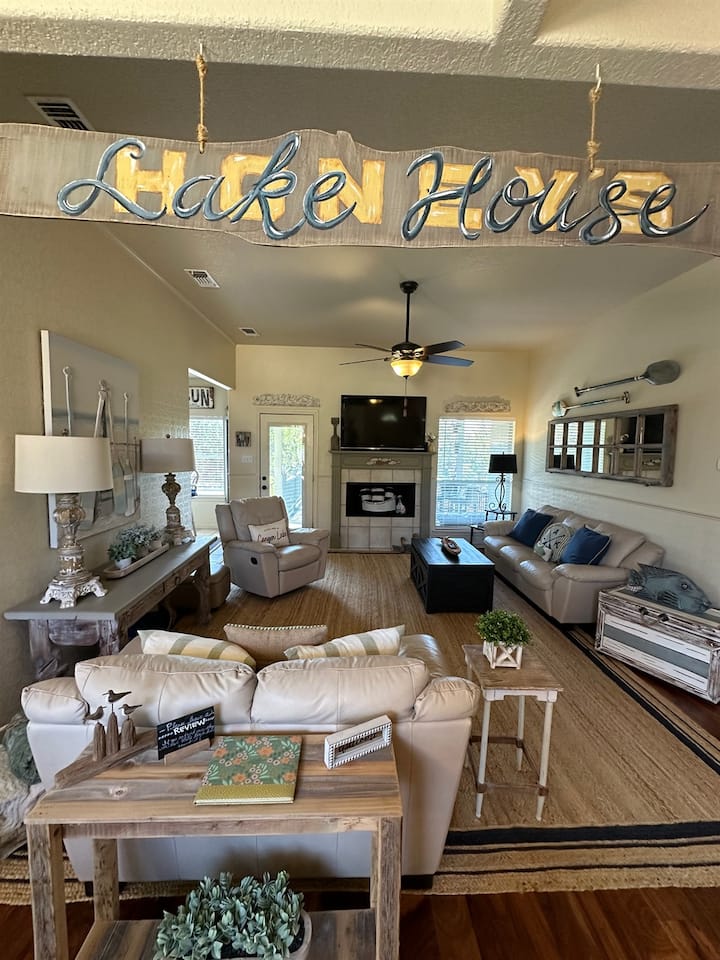 Honey's Lake House | Hot Tub: Your Perfect Getaway - Canyon Lake, TX