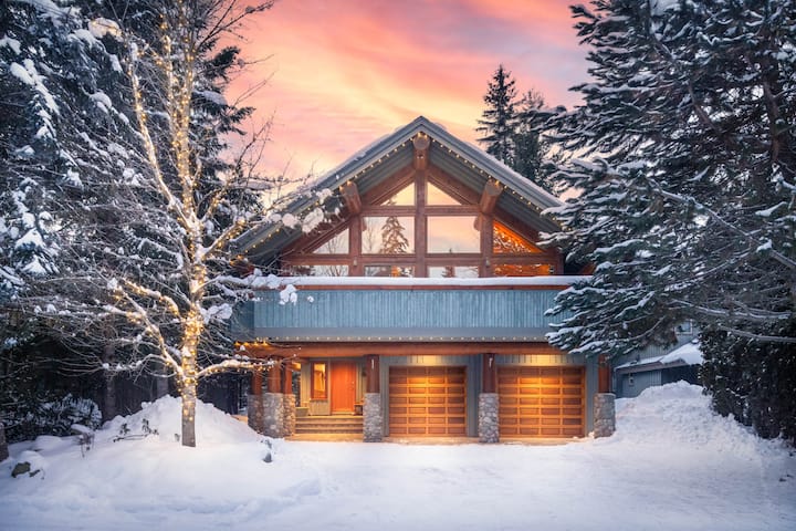 Cozy Mountain Lodge W/ Hot Tub & Fireplace - Whistler Blackcomb