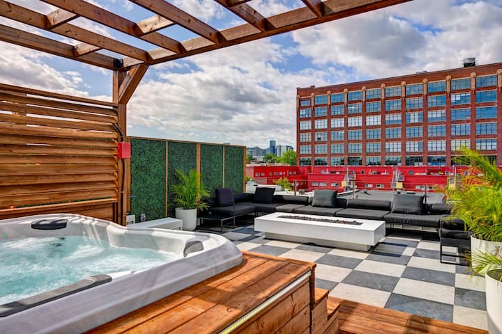Downtown Penthouse With Private Rooftop Hot Tub - LaSalle