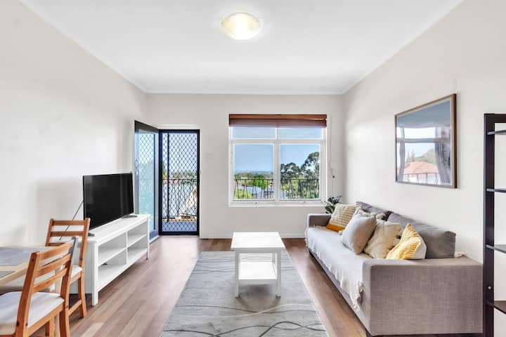 Charming Modern Retreat With Scenic View, Burnside - Rostrevor