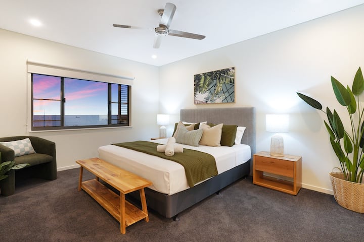 Captivating Waterfront Lagoon Views Sub-penthouse - Australia