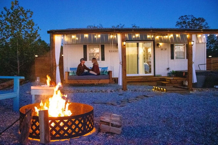 King Bed, Romantic Farm Cottage, Hot Tub, Fire Pit - Broadway Lake, SC