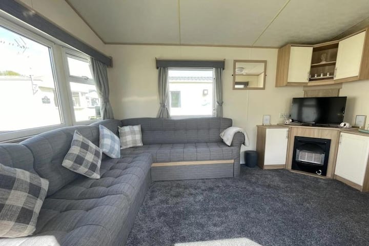 3 Bed Caravan Sleeps 8 - Parking, Bbq, Pool - Walton-on-the-Naze