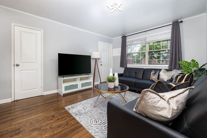 5min To Blue Back Square | Affordable W/ King Bed - West Hartford, CT