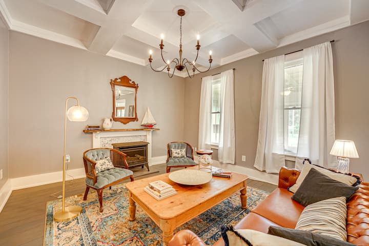 Spacious Vintage Gem W/ Sunroom In Manistee! - Manistee, MI