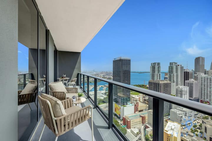 Downtown 2br Oasis: Pool, Gym, Balcony Views - Miami