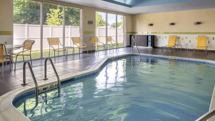 New Castle Lodging | Gym. Pool. Free Breakfast. - New Castle, DE