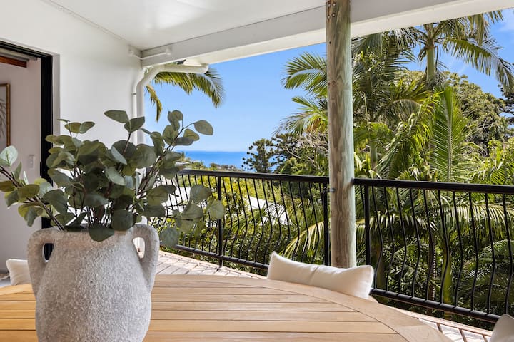 Beachside 4-bed Retreat With Study Nook & Views - Coolum Beach