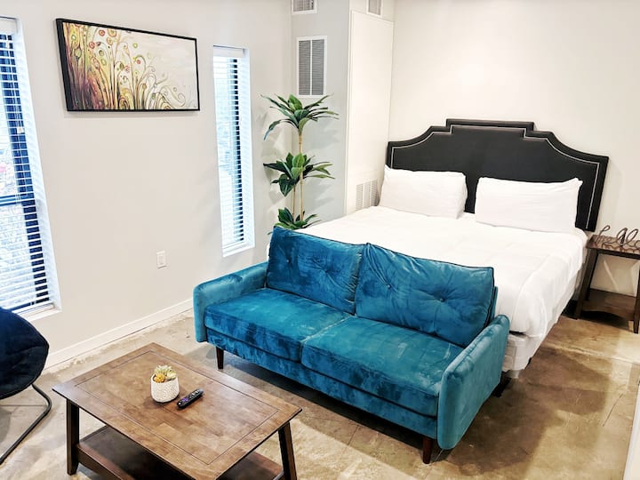 Retro Elegant Studio - Des Moines, IA