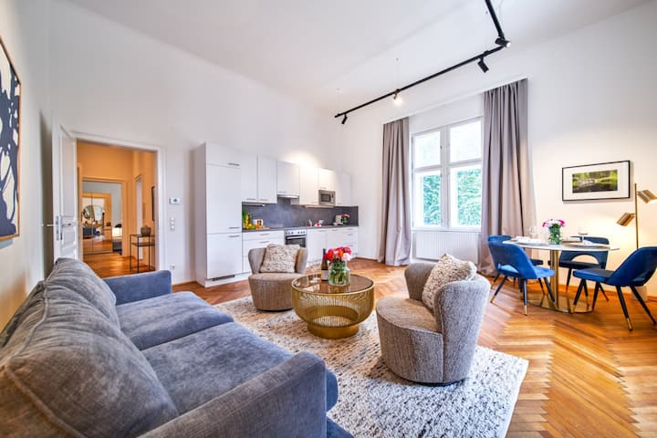 Deluxe Apartment With City Park Views And Parking - Krems an der Donau