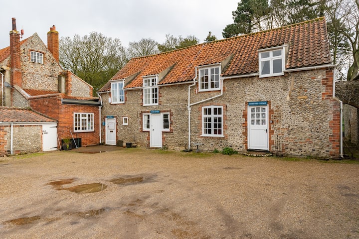 Friary Cottage, A Traditional Blakeney Cottage - Blakeney